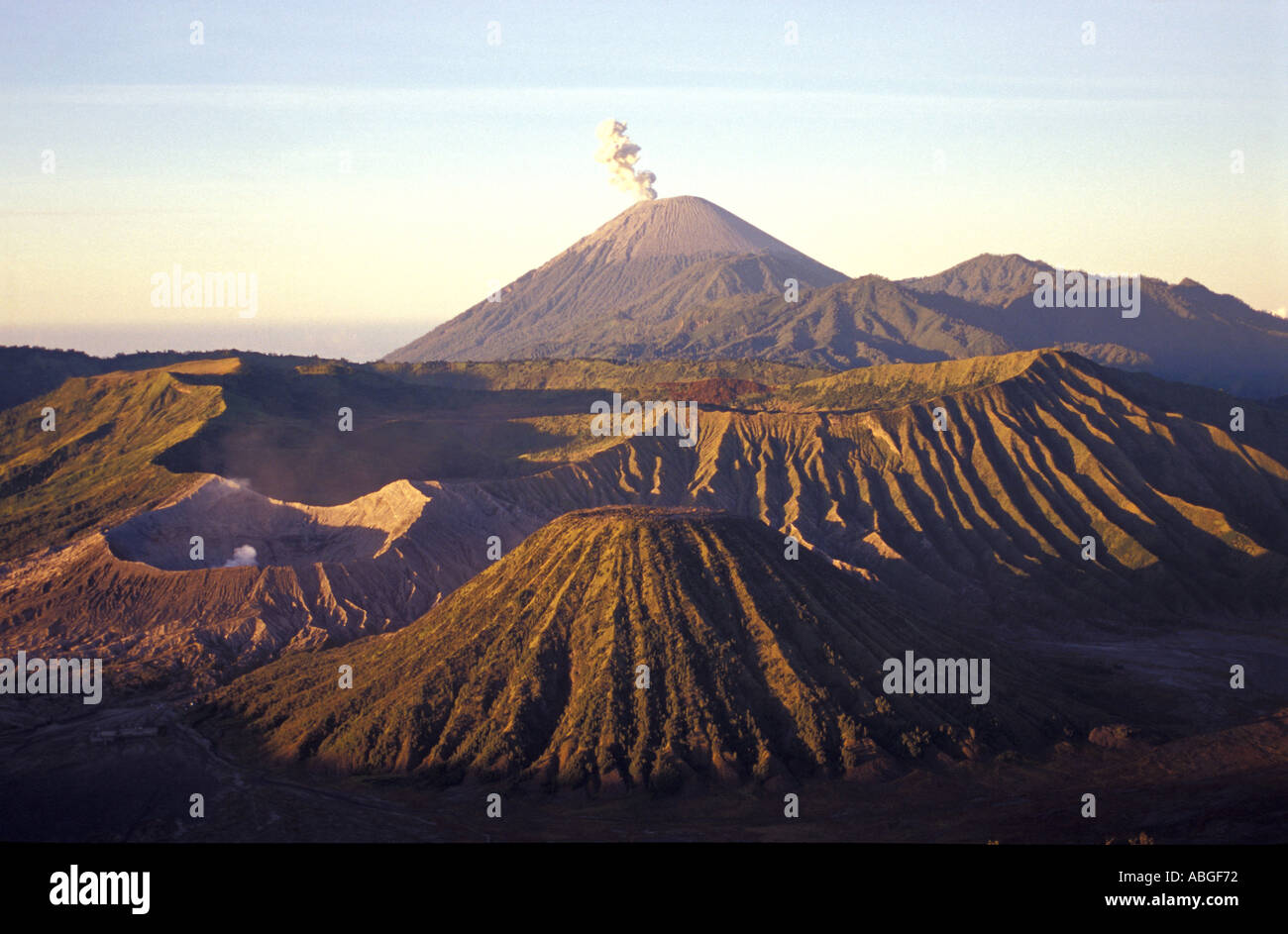 Rauchender vulkan gunung brom -Fotos und -Bildmaterial in hoher ...
