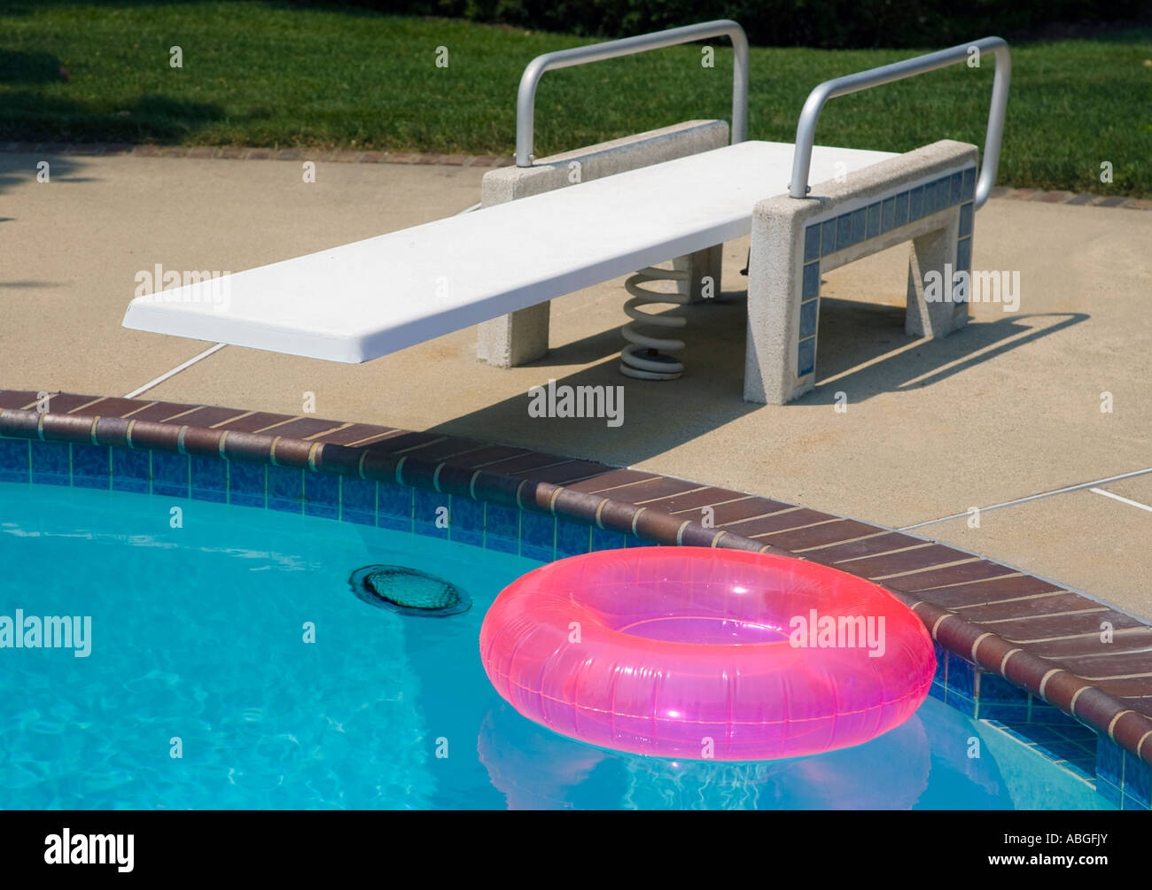 Sprungbrett und aufblasbaren Ring in einem pool Stockfotografie - Alamy