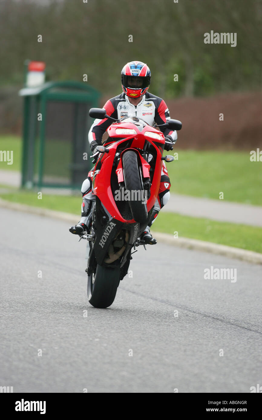 Motorrad wheelie -Fotos und -Bildmaterial in hoher Auflösung – Alamy