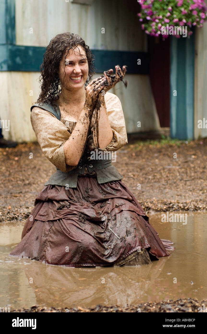 Ein Mädchen spielen im Schlamm auf dem Minnesota Renaissance Festival ...