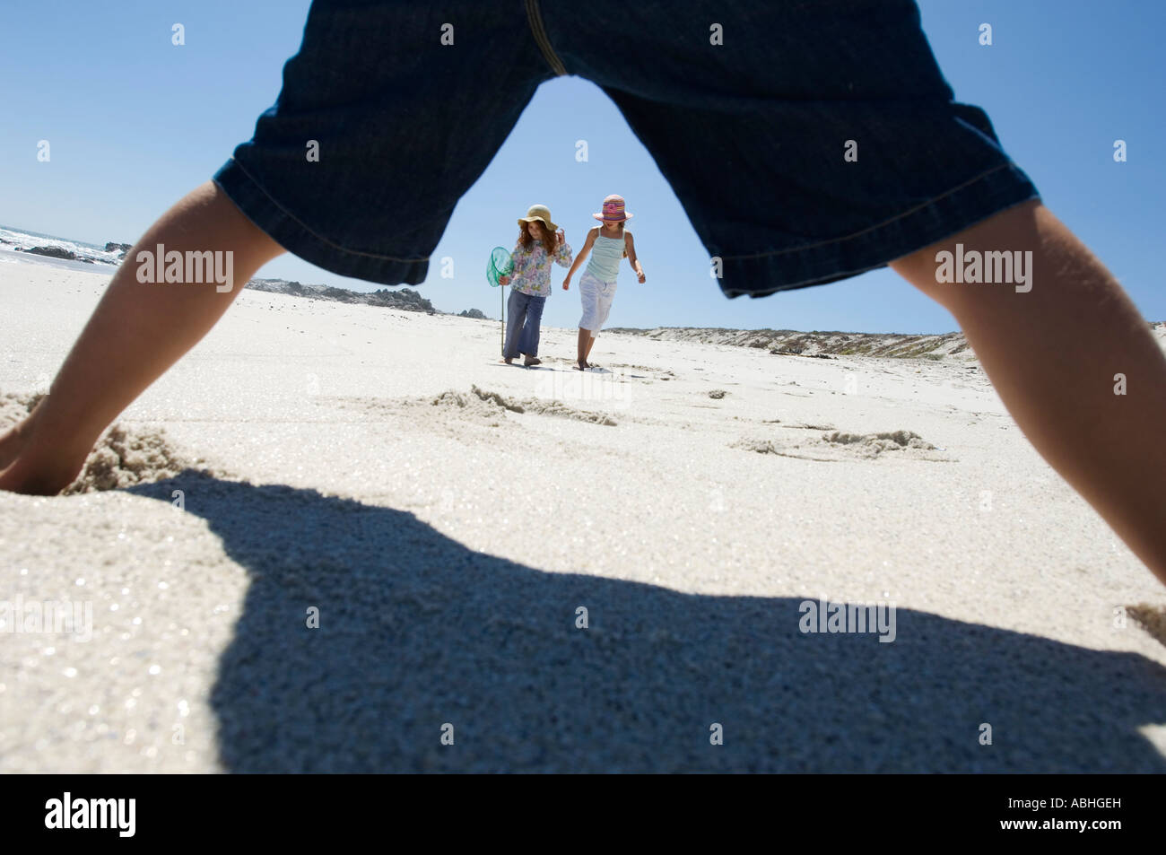 Drei jungs spielen am meer -Fotos und -Bildmaterial in hoher Auflösung ...