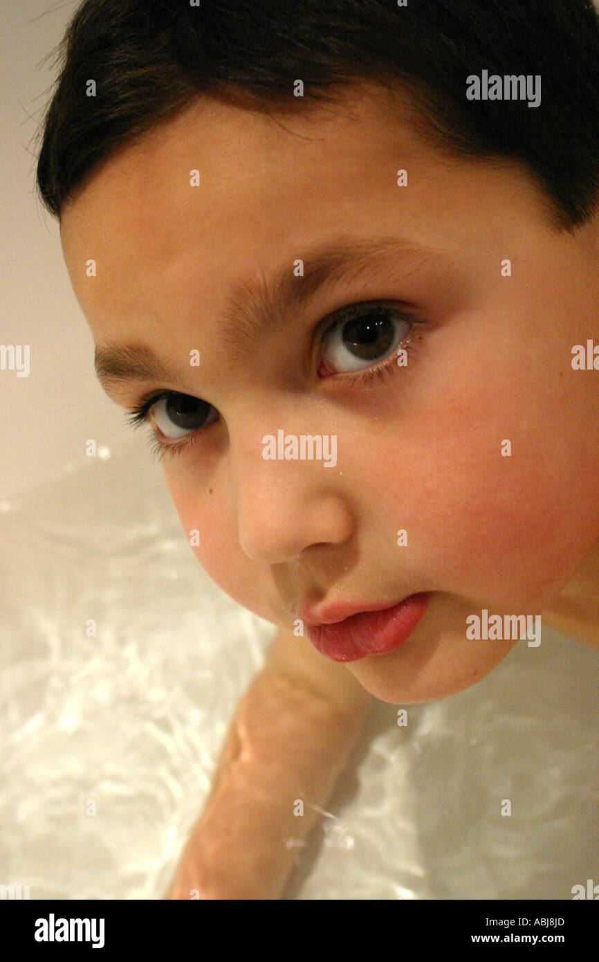 Badezeit kinder jungs -Fotos und -Bildmaterial in hoher Auflösung ...