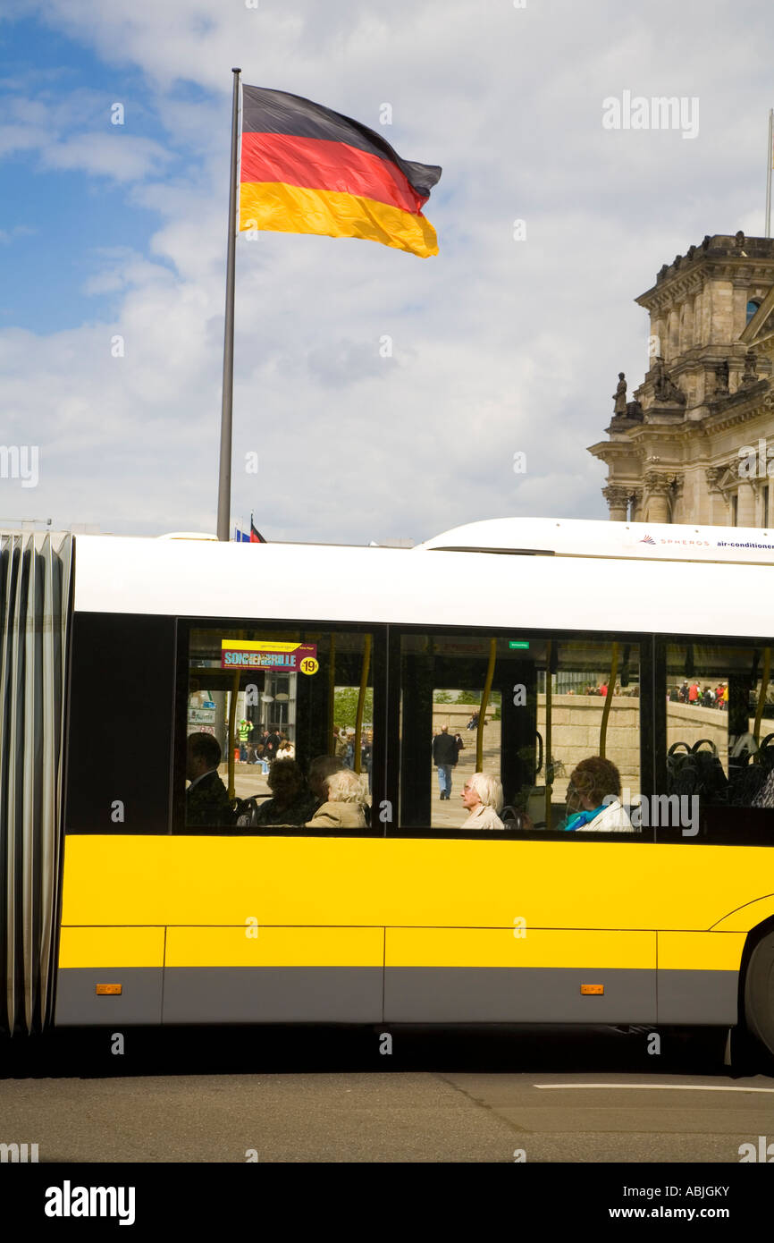 Tourist mini bus berlin -Fotos und -Bildmaterial in hoher Auflösung – Alamy