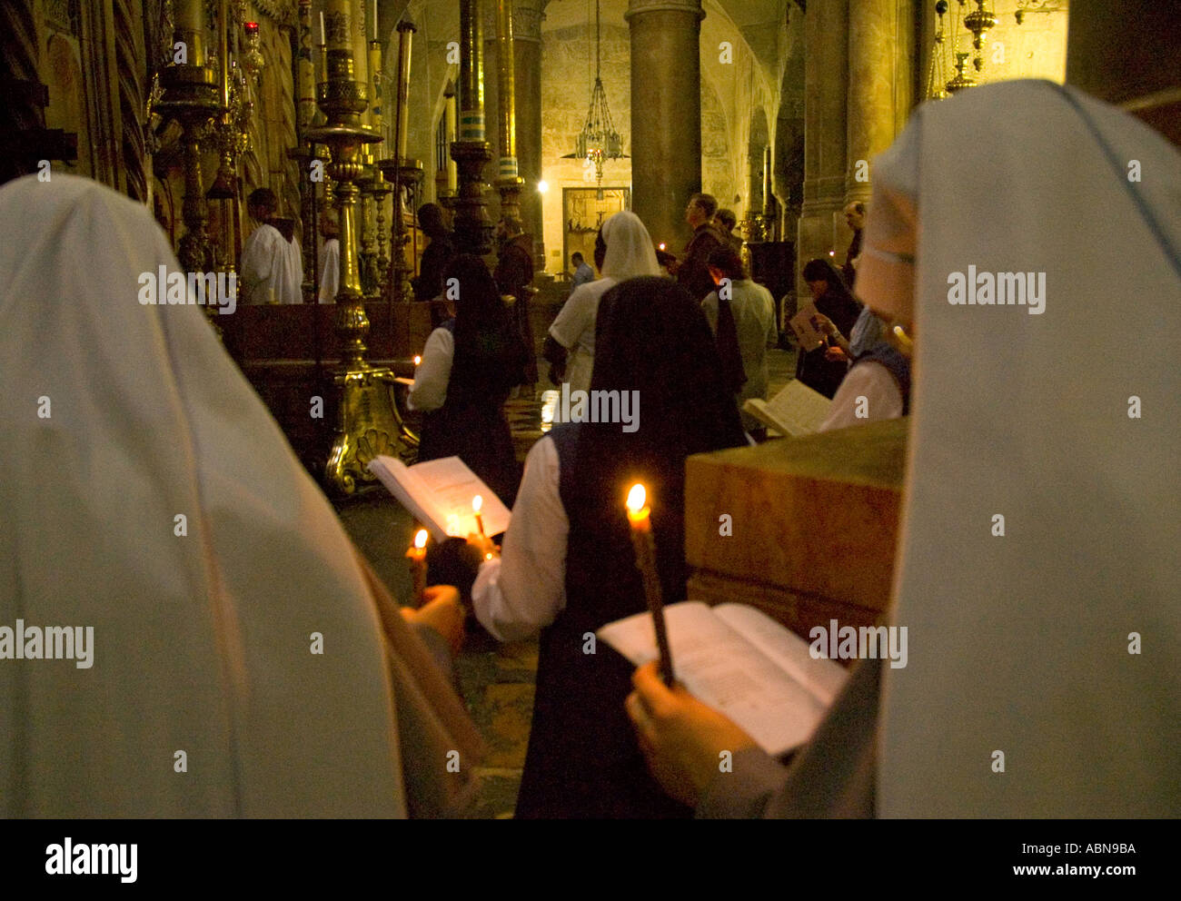 Nonnen mit kerzen -Fotos und -Bildmaterial in hoher Auflösung – Alamy