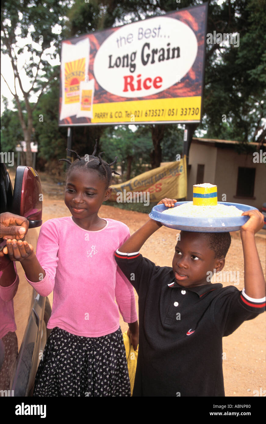 Lokaler afrikanischer reis -Fotos und -Bildmaterial in hoher Auflösung ...