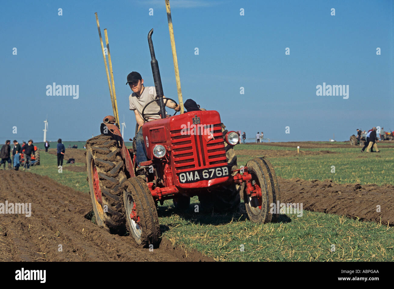 Traktor zieht einen pflug -Fotos und -Bildmaterial in hoher Auflösung ...
