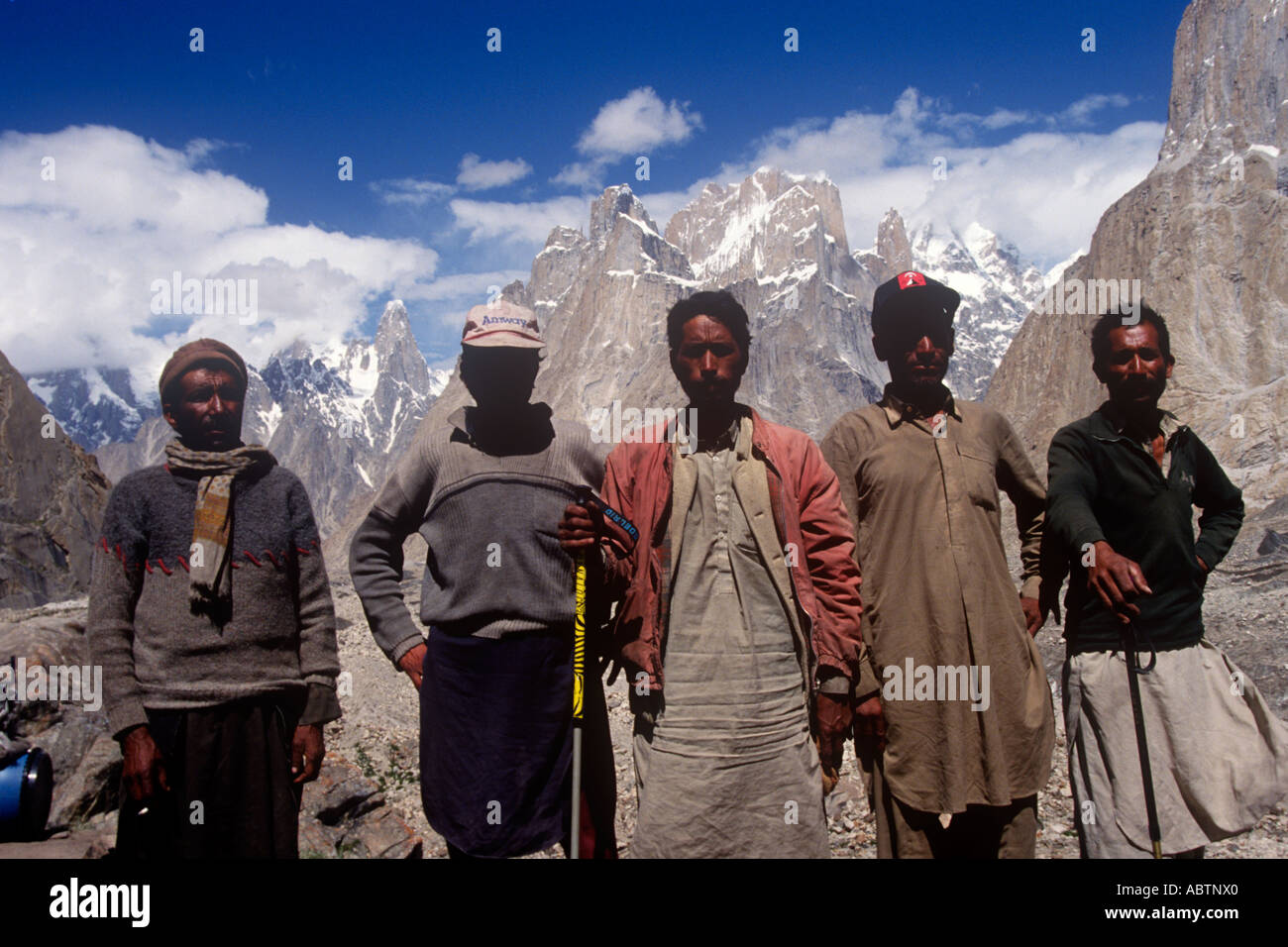 Balti-Träger am Baltoro Gletscher Karakorum-Gebirge Nord-Pakistan ...