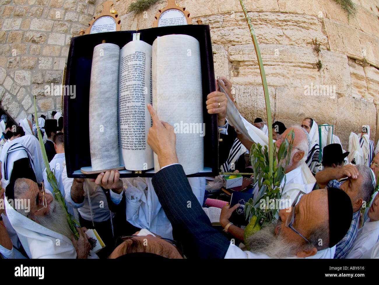 Thora scroll -Fotos und -Bildmaterial in hoher Auflösung – Alamy