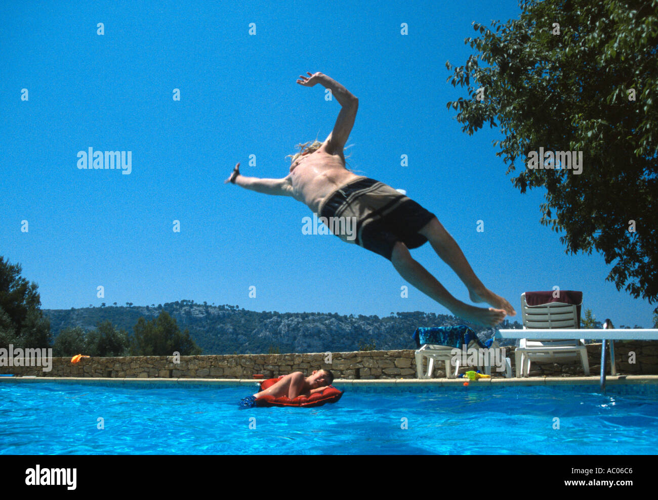 Jump off diving board -Fotos und -Bildmaterial in hoher Auflösung – Alamy