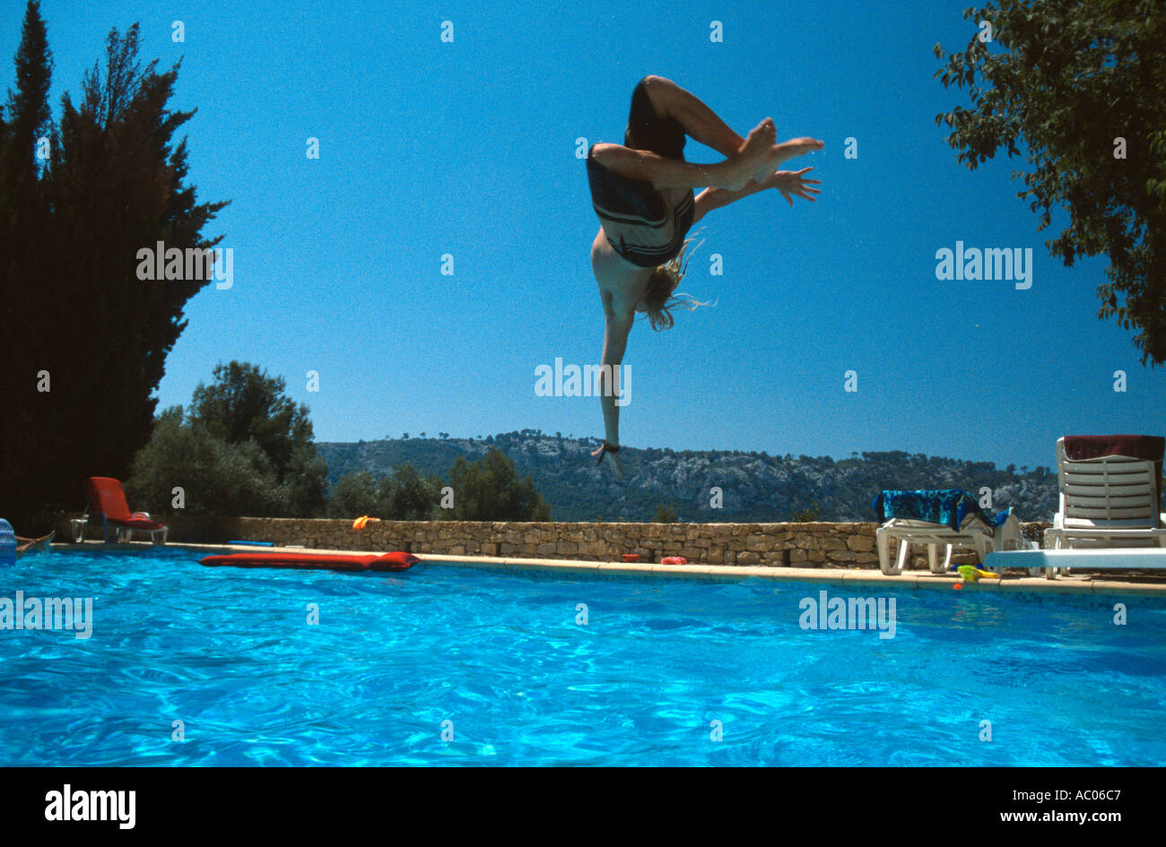 Jump off diving board -Fotos und -Bildmaterial in hoher Auflösung – Alamy