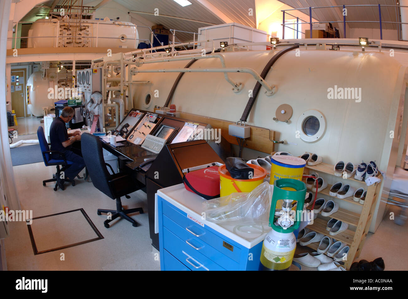 Druckkammer and taucher -Fotos und -Bildmaterial in hoher Auflösung – Alamy