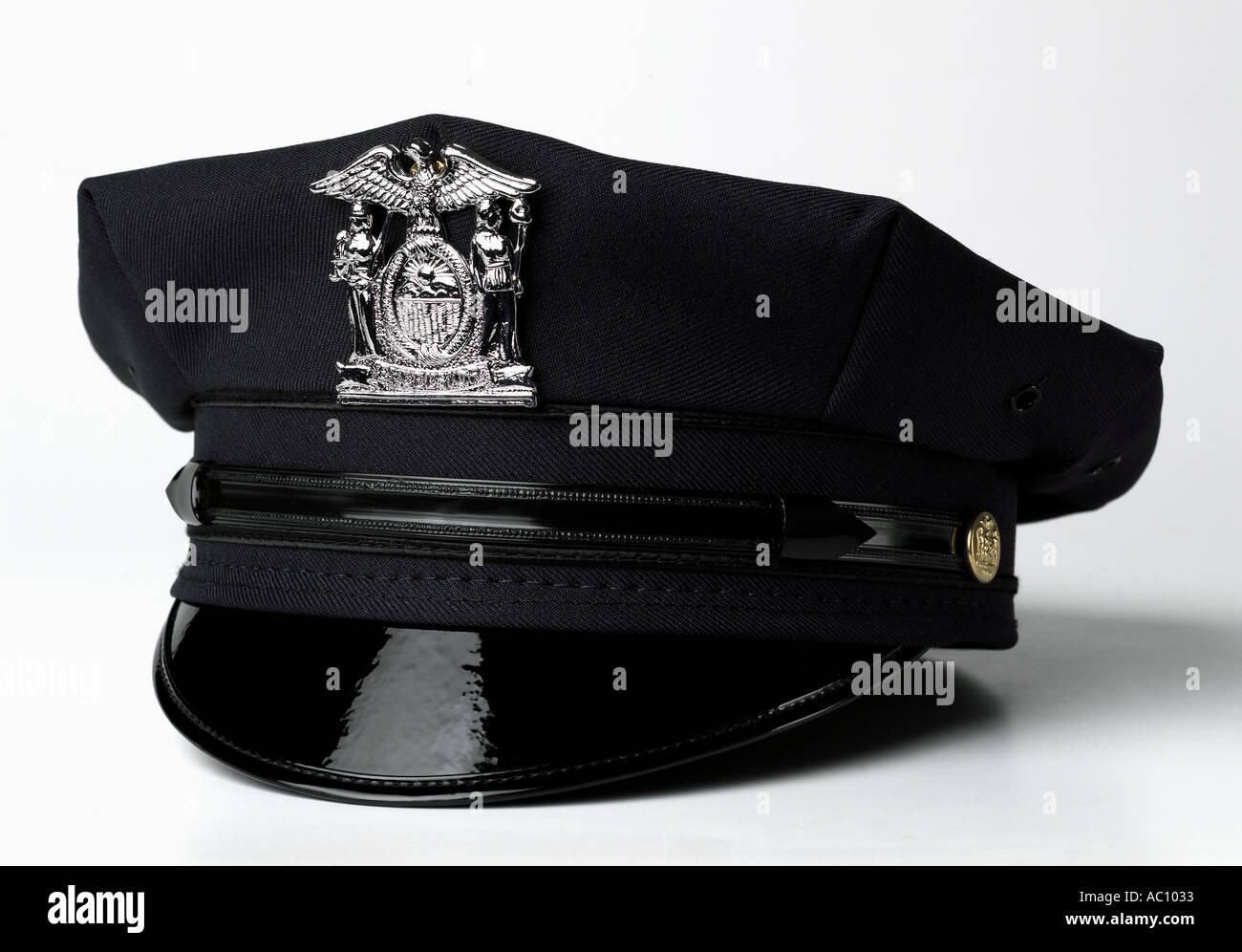 Schwarze Polizei Hut Mütze mit emblem Stockfotografie - Alamy