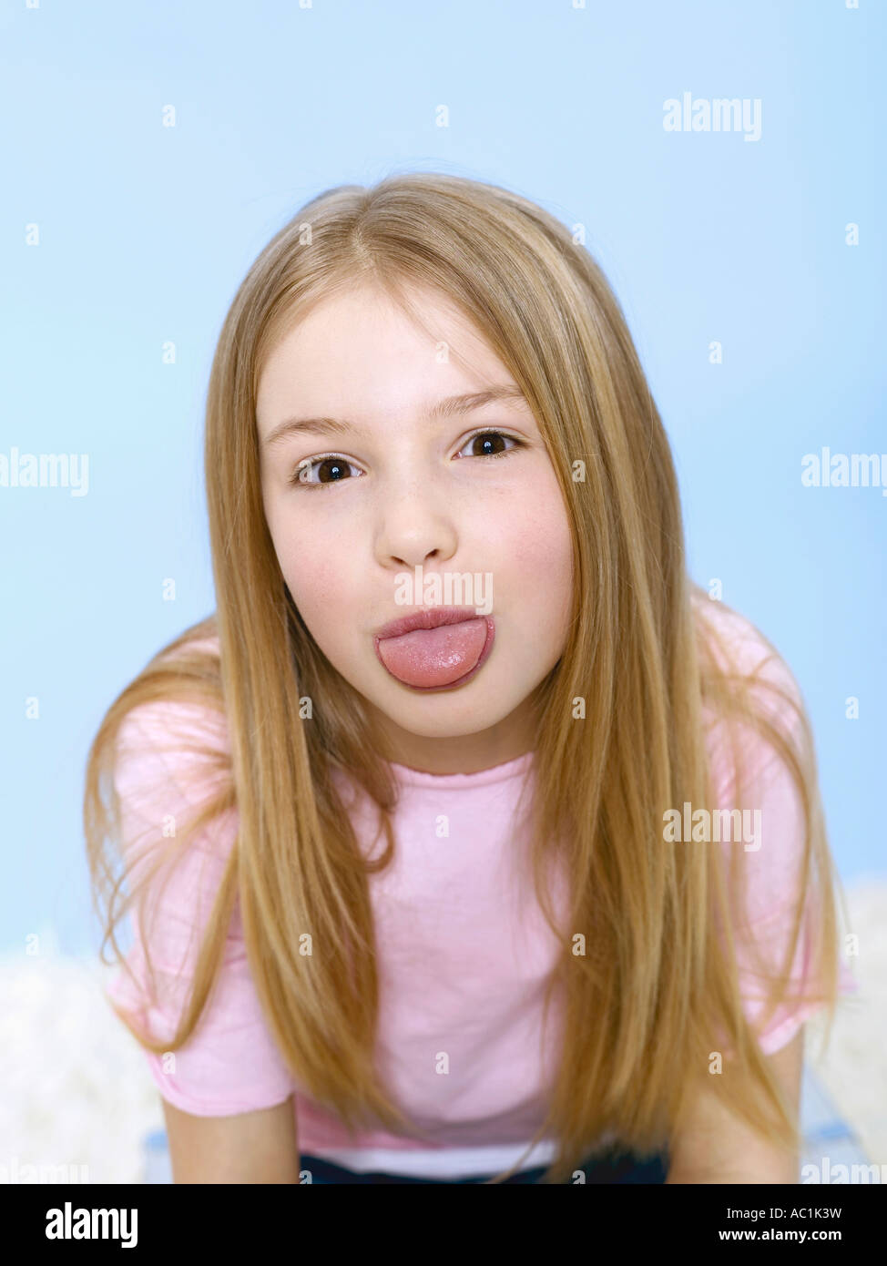 Mädchen (6-7), Zunge raus, Porträt Stockfotografie - Alamy