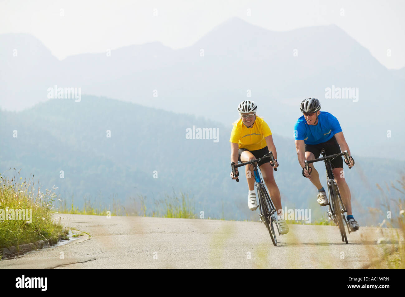 Zwei rennradfahrer -Fotos und -Bildmaterial in hoher Auflösung – Alamy