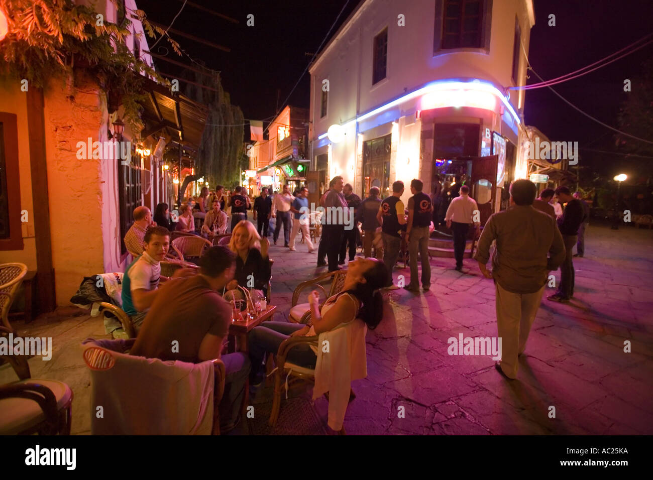 Innenansicht der belebten Bar-Straße mit einer Lof von Cafés und Bars ...