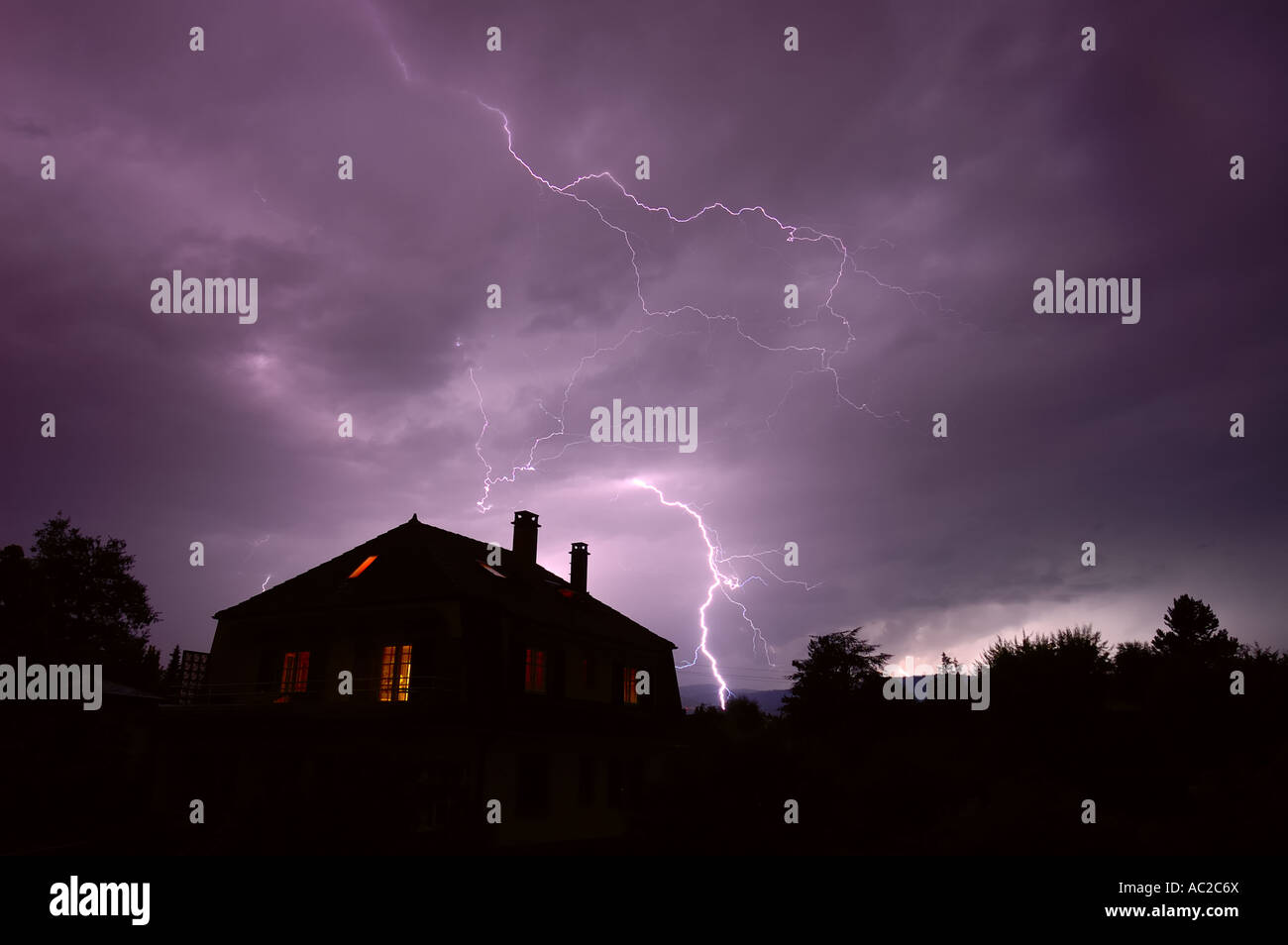 Blitz haus -Fotos und -Bildmaterial in hoher Auflösung – Alamy