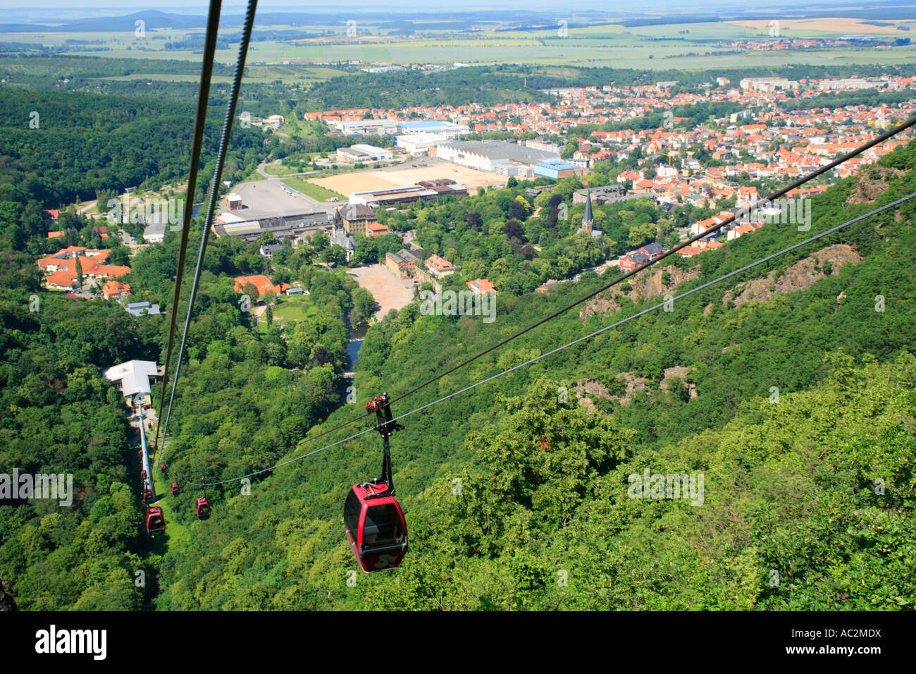Panoramablick über die Stadt Thale von der Seilbahn auf die Hexen ...