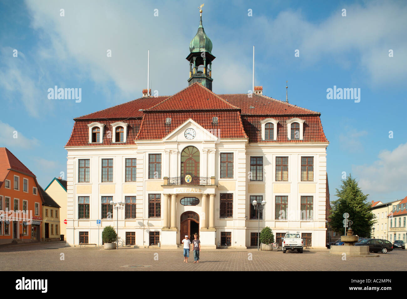 Rathaus von Teterow in Mecklenburg-Vorpommern in Norddeutschland ...
