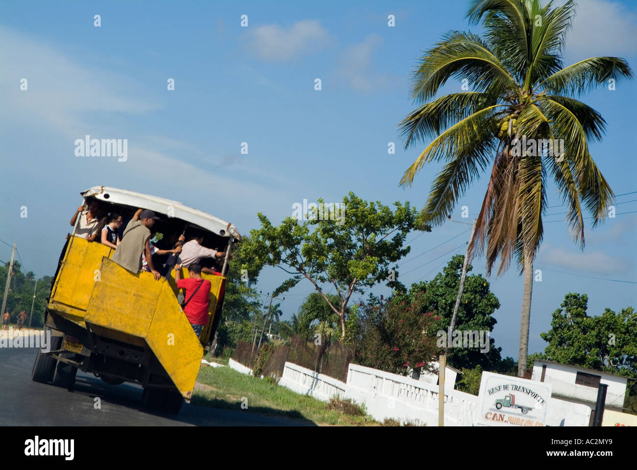 Bus cuba buses -Fotos und -Bildmaterial in hoher Auflösung - Seite 3 ...