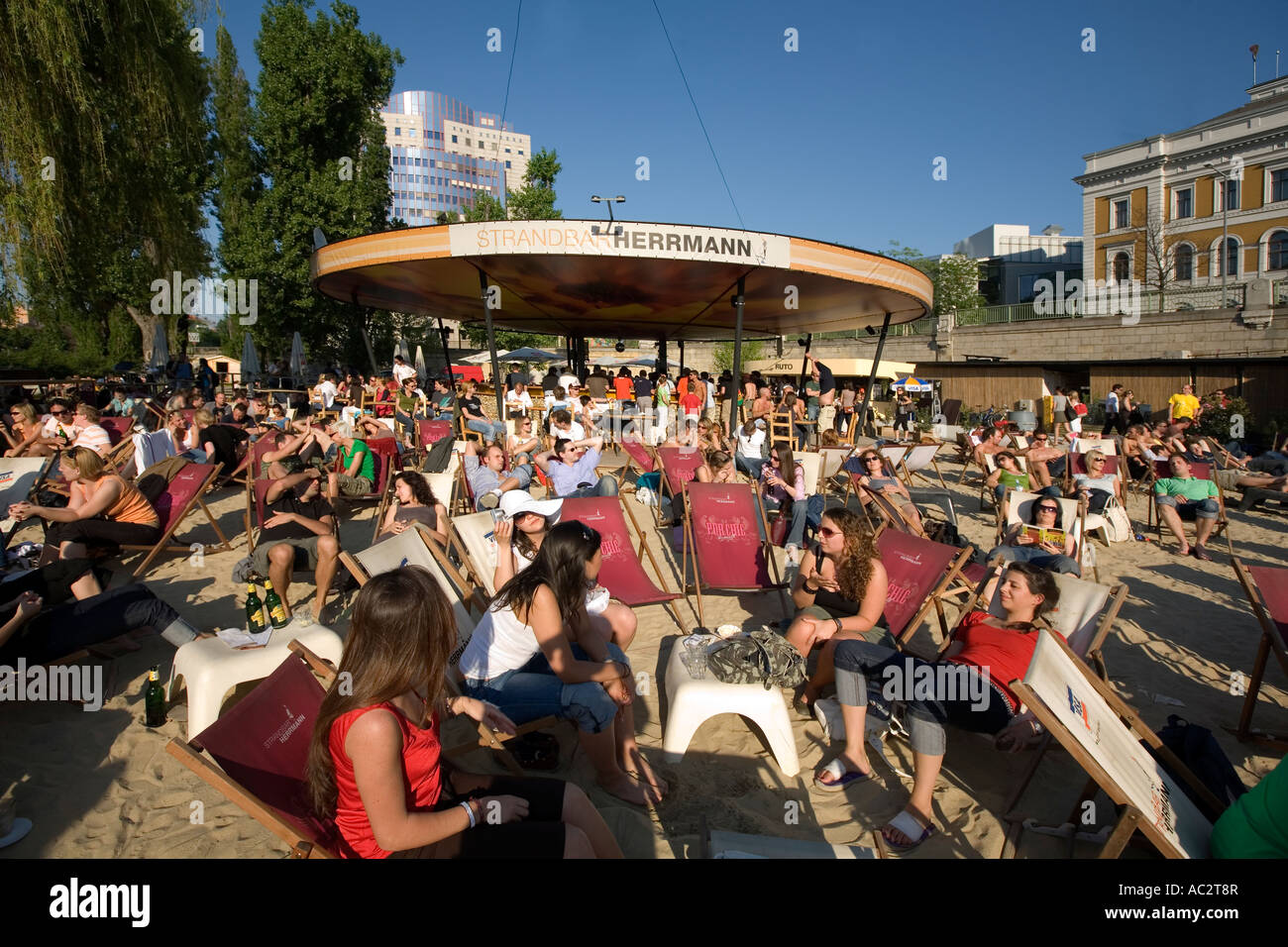 Vienna Strandbar Herrmann am Flussufer der Donau Stockfotografie - Alamy