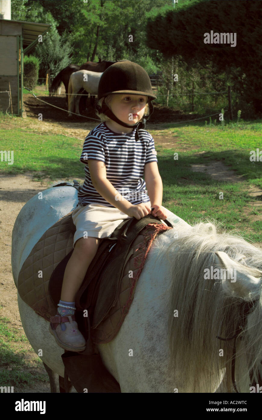 Kind mit reithelm auf pony -Fotos und -Bildmaterial in hoher Auflösung ...