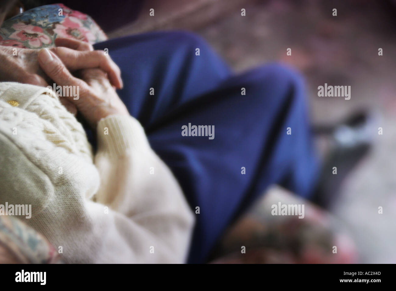 Old granny -Fotos und -Bildmaterial in hoher Auflösung – Alamy