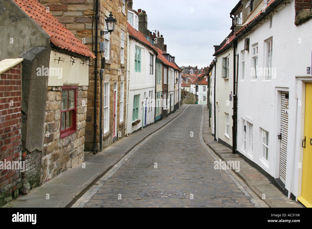 Verlassene Straße von kleinen Häusern und Hütten in der Altstadt von ...