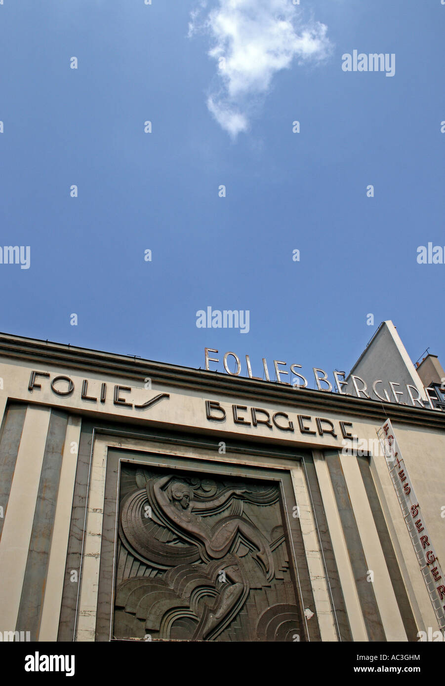 Folies bergere de paris -Fotos und -Bildmaterial in hoher Auflösung – Alamy