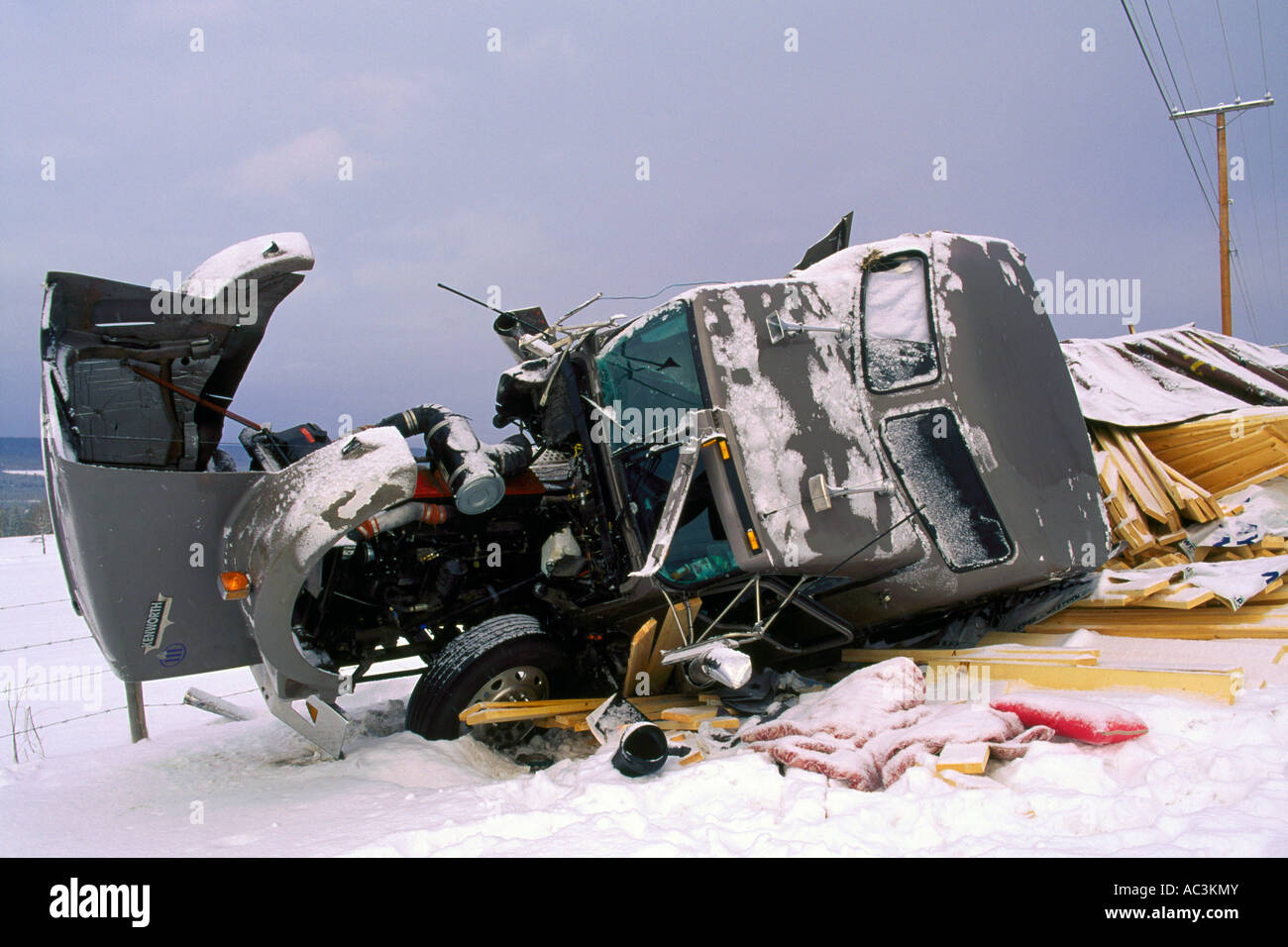 Umgekippter sattelschlepper -Fotos und -Bildmaterial in hoher Auflösung ...
