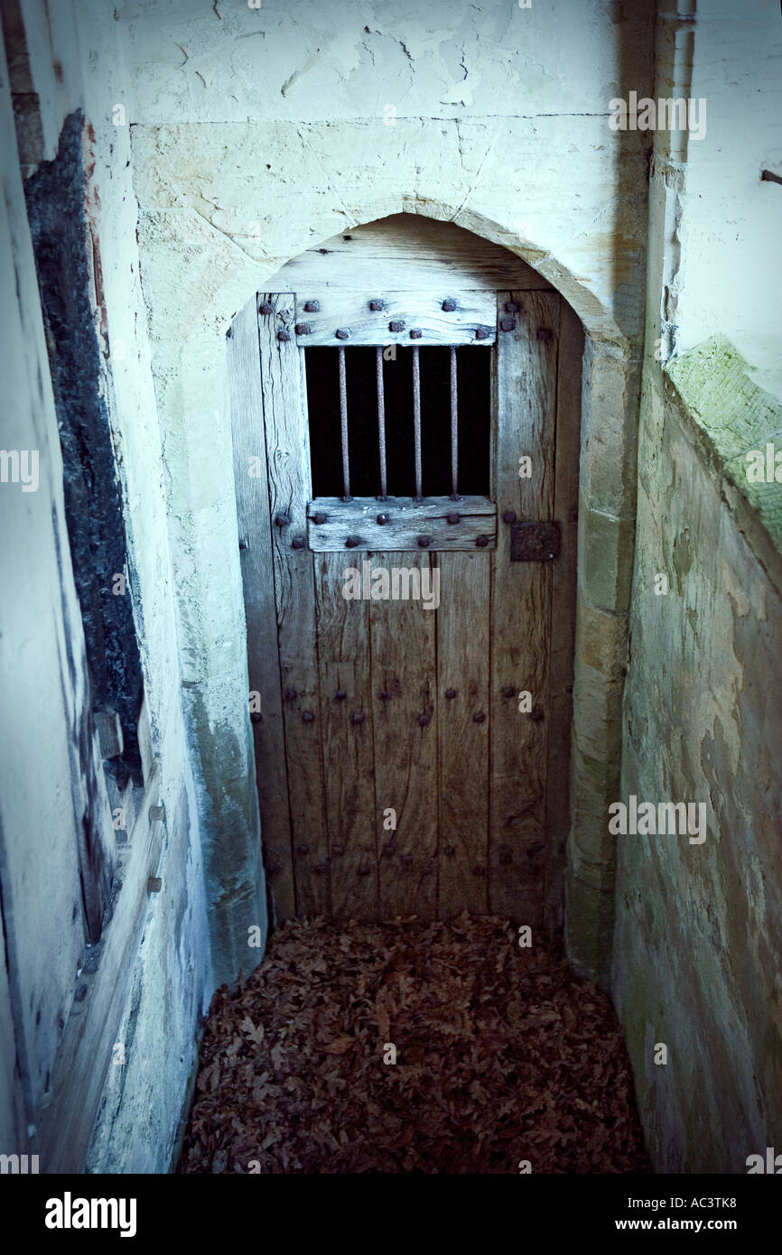 Alte türen burg kerker -Fotos und -Bildmaterial in hoher Auflösung – Alamy