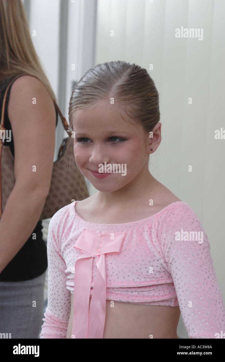 Junge Hübsche Mädchen Posen Nach Ihrem Tanzabend Stockfotografie Alamy