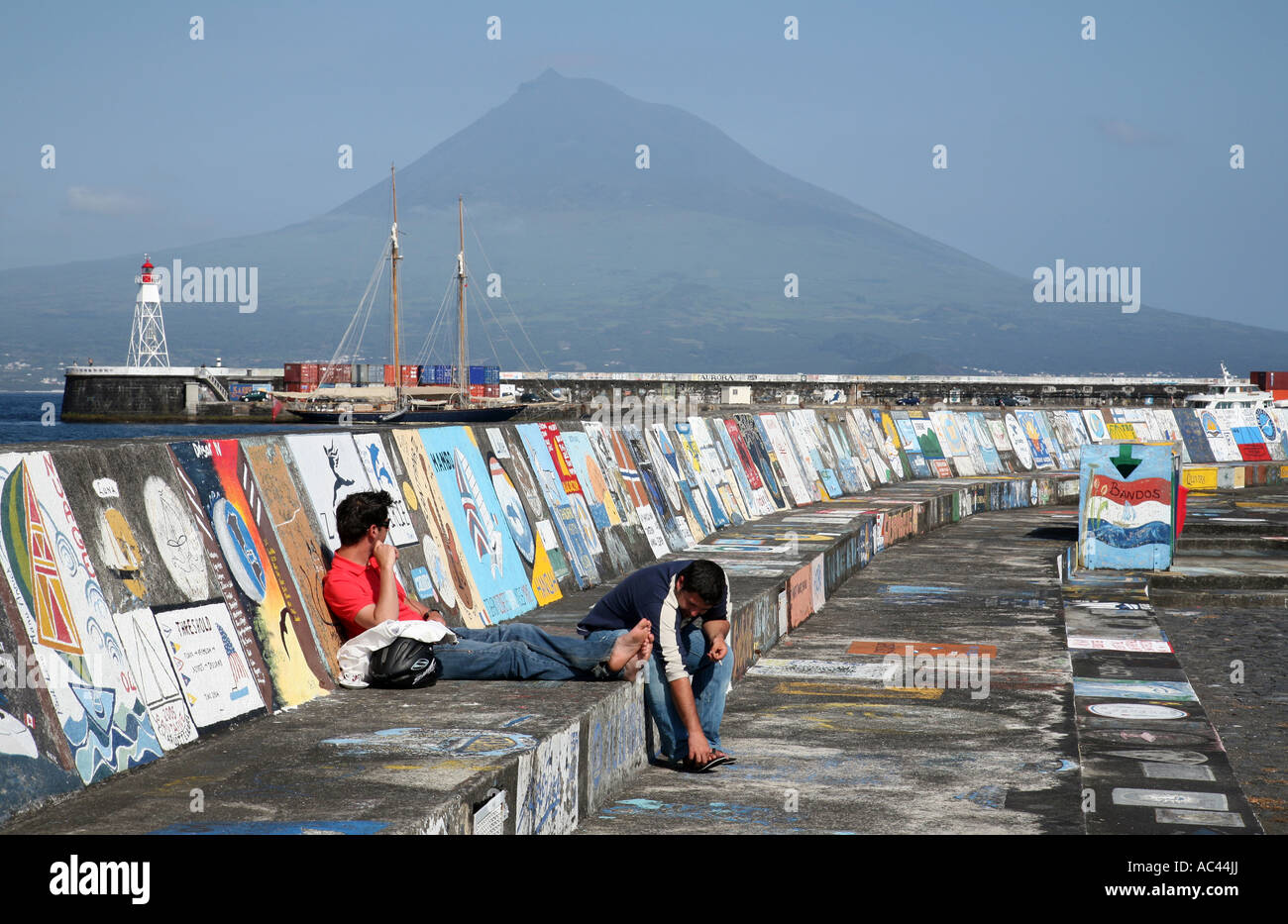 Menschen und die Gemälde an den Hafen Wand, Horta, Faial, Pico Vulkan ...