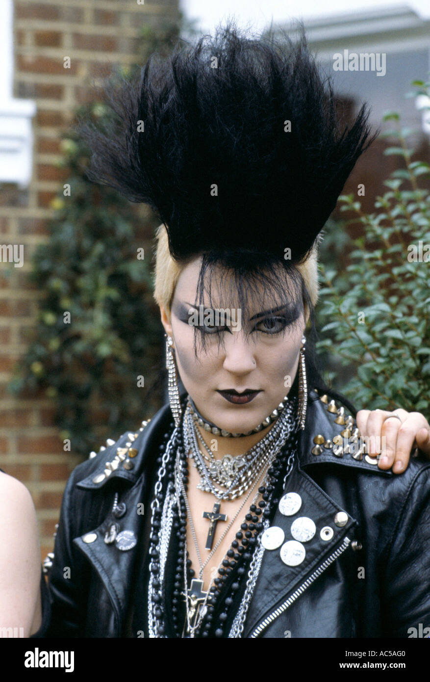 Punk rock frisur -Fotos und -Bildmaterial in hoher Auflösung – Alamy