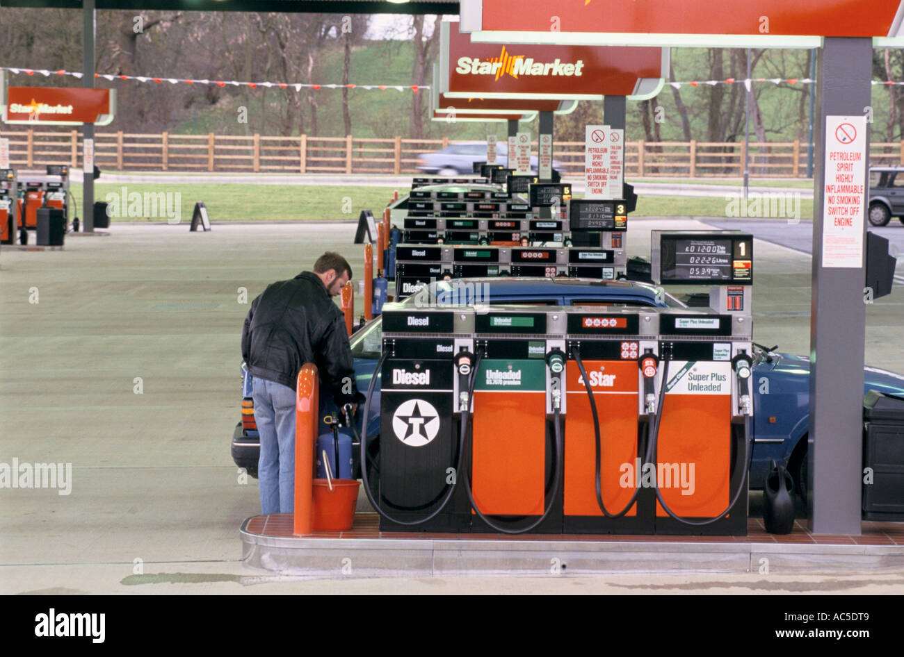 Mann diesel -Fotos und -Bildmaterial in hoher Auflösung – Alamy
