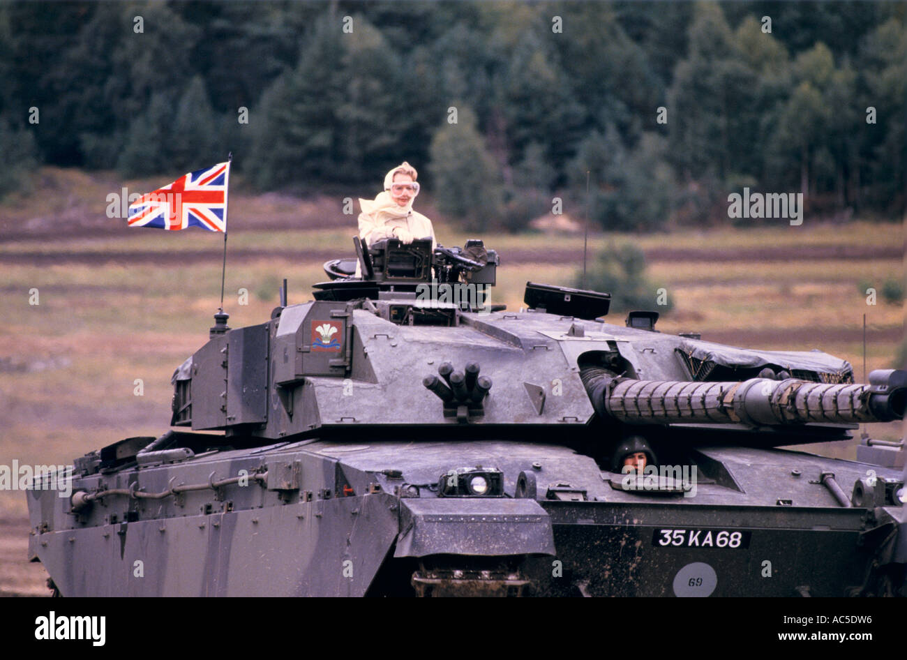 Margaret thatcher fährt einen tank -Fotos und -Bildmaterial in hoher ...