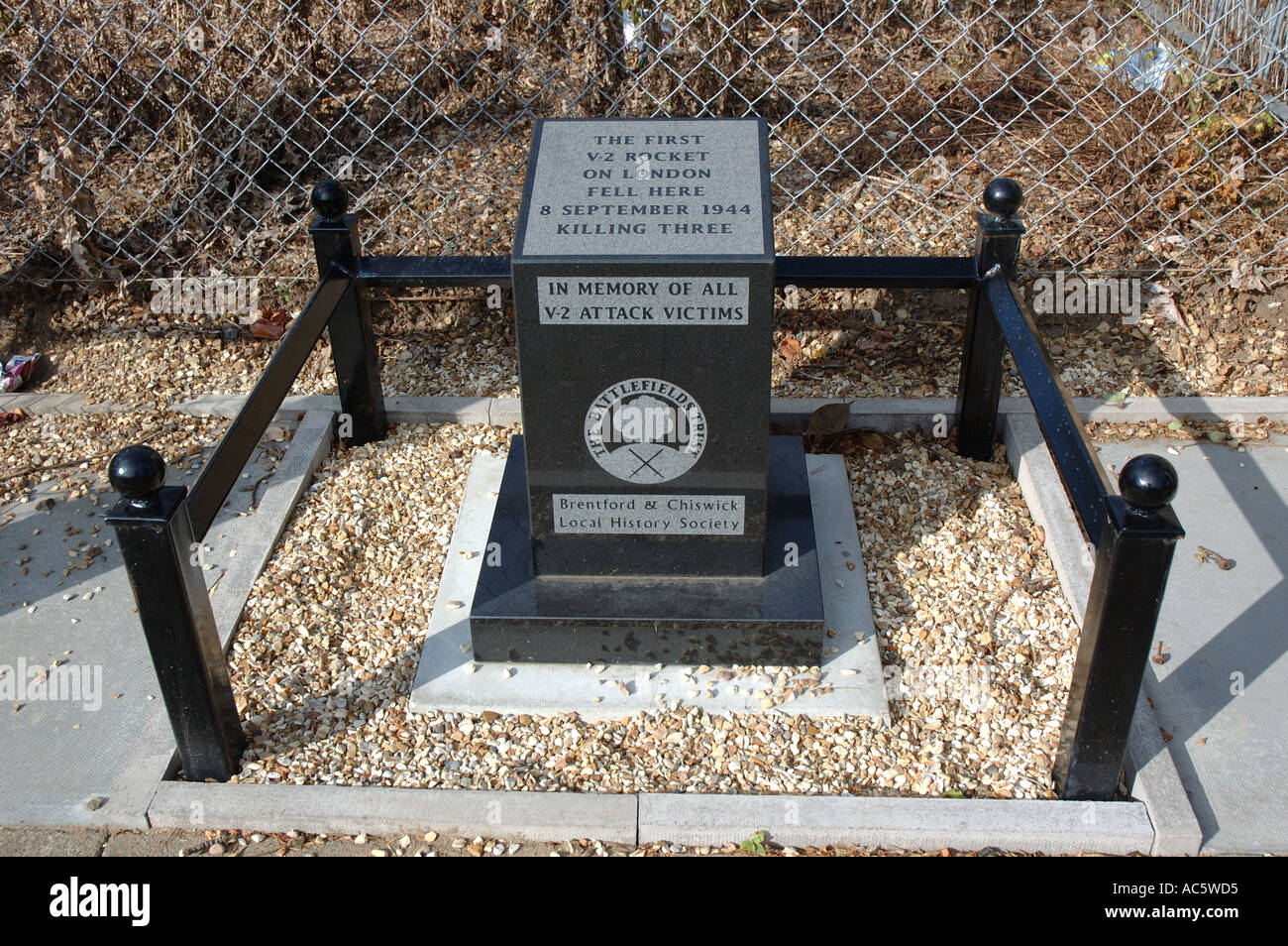 V2-Denkmal für die Opfer des ersten deutschen V2 Rakete Angriffs des ...