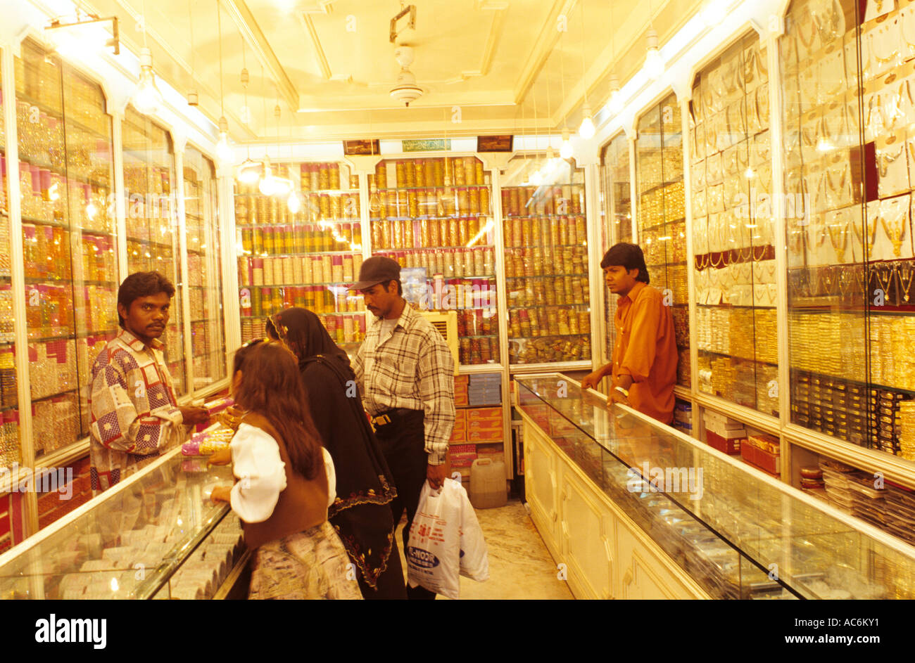 Junge basar -Fotos und -Bildmaterial in hoher Auflösung – Alamy