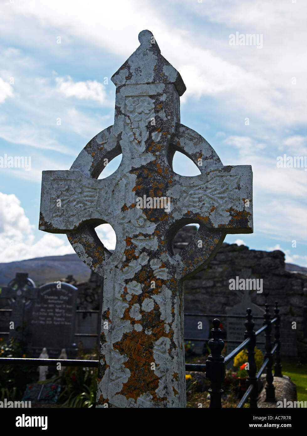 Keltische Kreuze im Friedhof auf dem Burren, County Clare, Irland Stockfotografie - Alamy