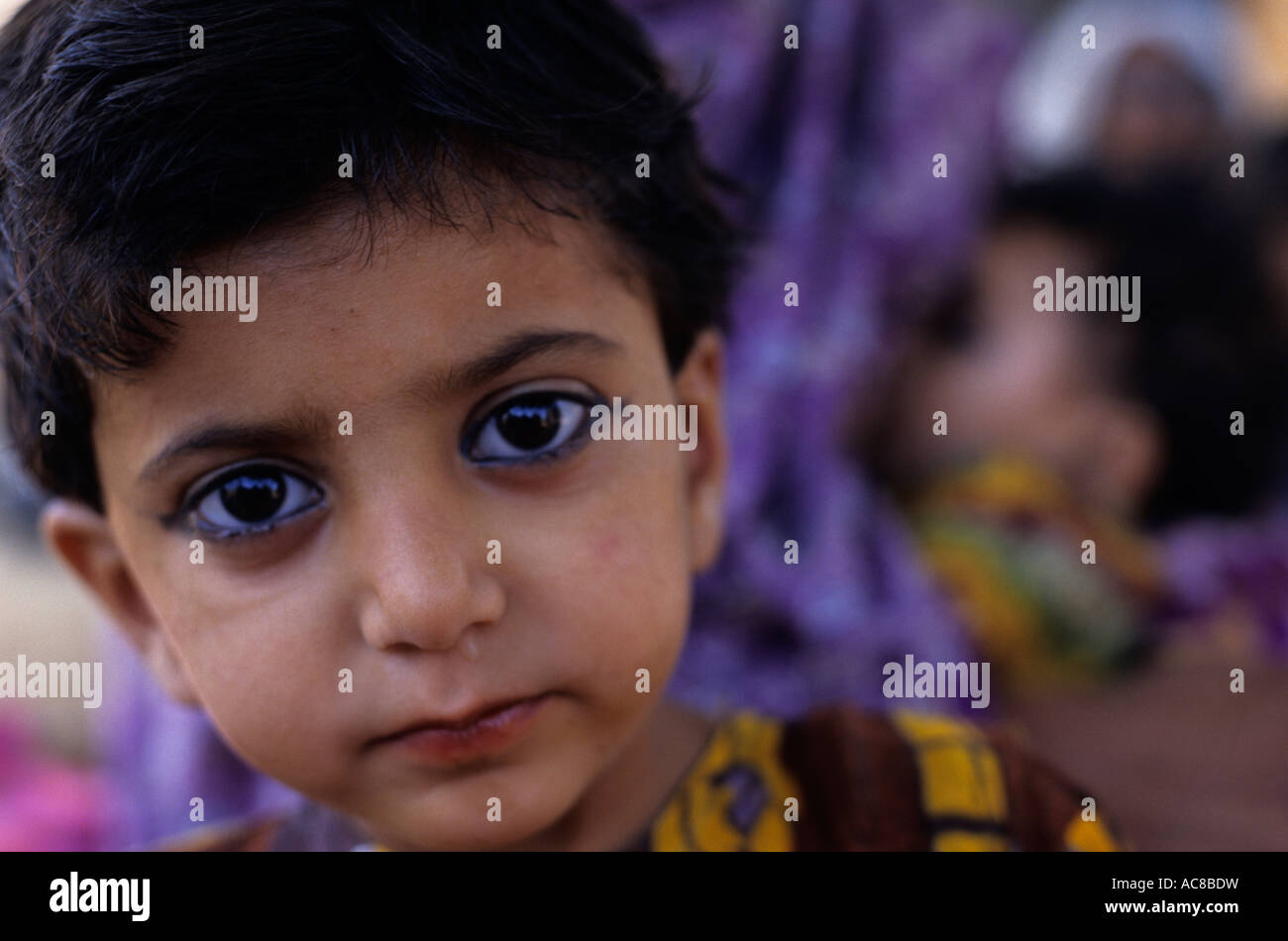 Pakistan Northwest Frontier Provinz junge Mädchen mit Kohl auf ihre ...