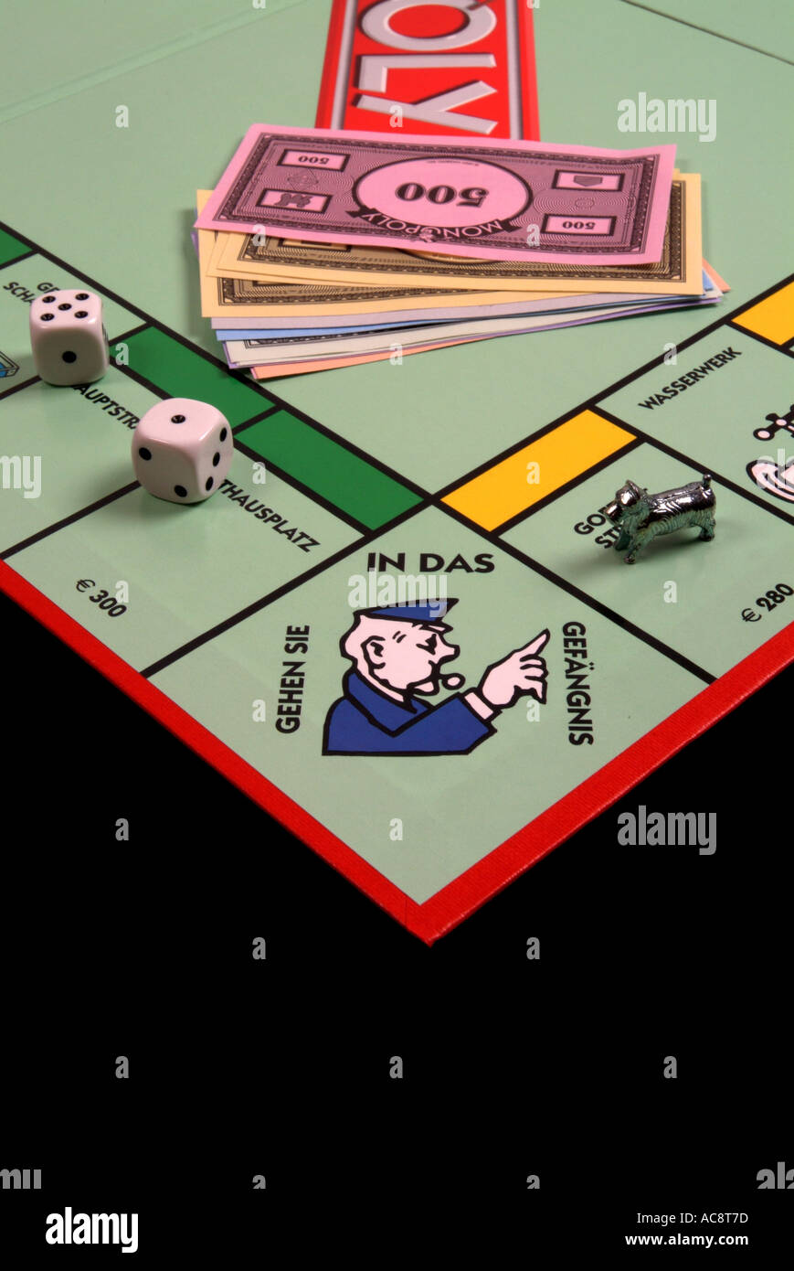 Monopoly board game deutsch -Fotos und -Bildmaterial in hoher Auflösung ...