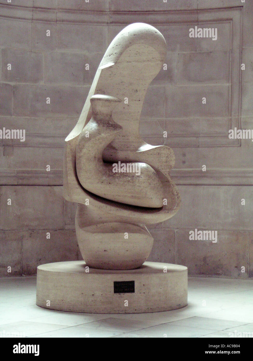 Mutter und Kind Skulptur von Henry Moore in St Paul s Cathedral City of London England ...