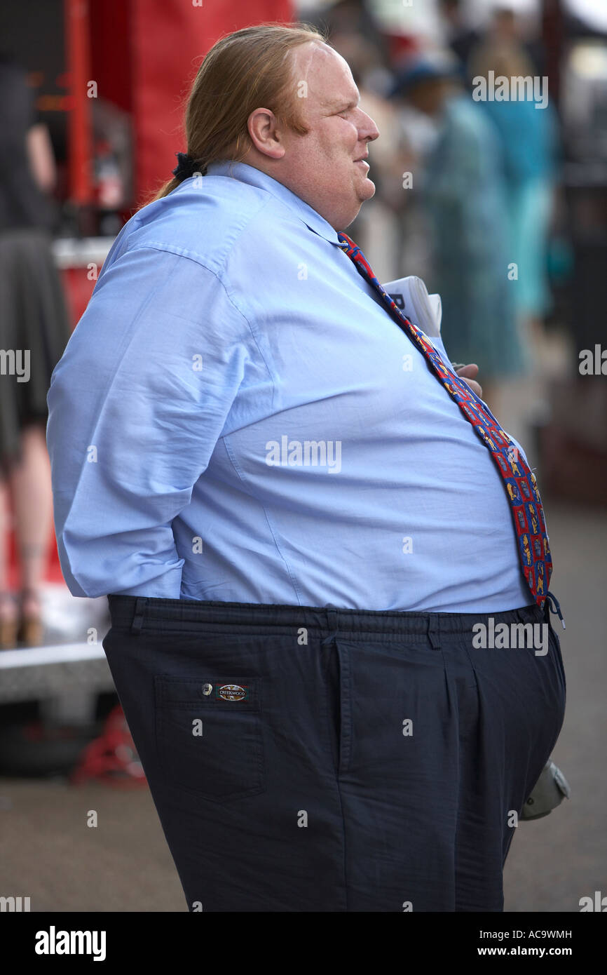 Dicker Mann mit einem Pferdeschwanz bei den Rennen Stockfotografie - Alamy