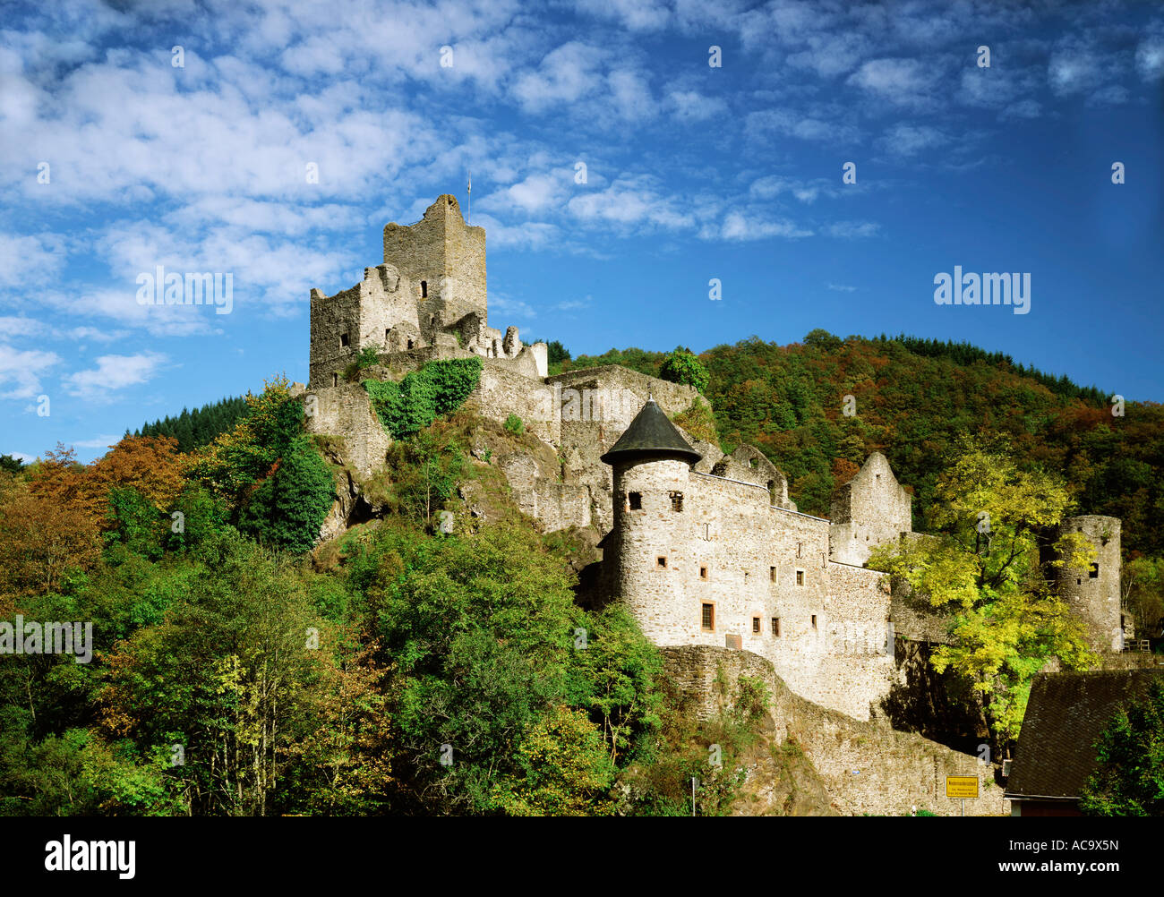 Manderscheider burgen -Fotos und -Bildmaterial in hoher Auflösung – Alamy
