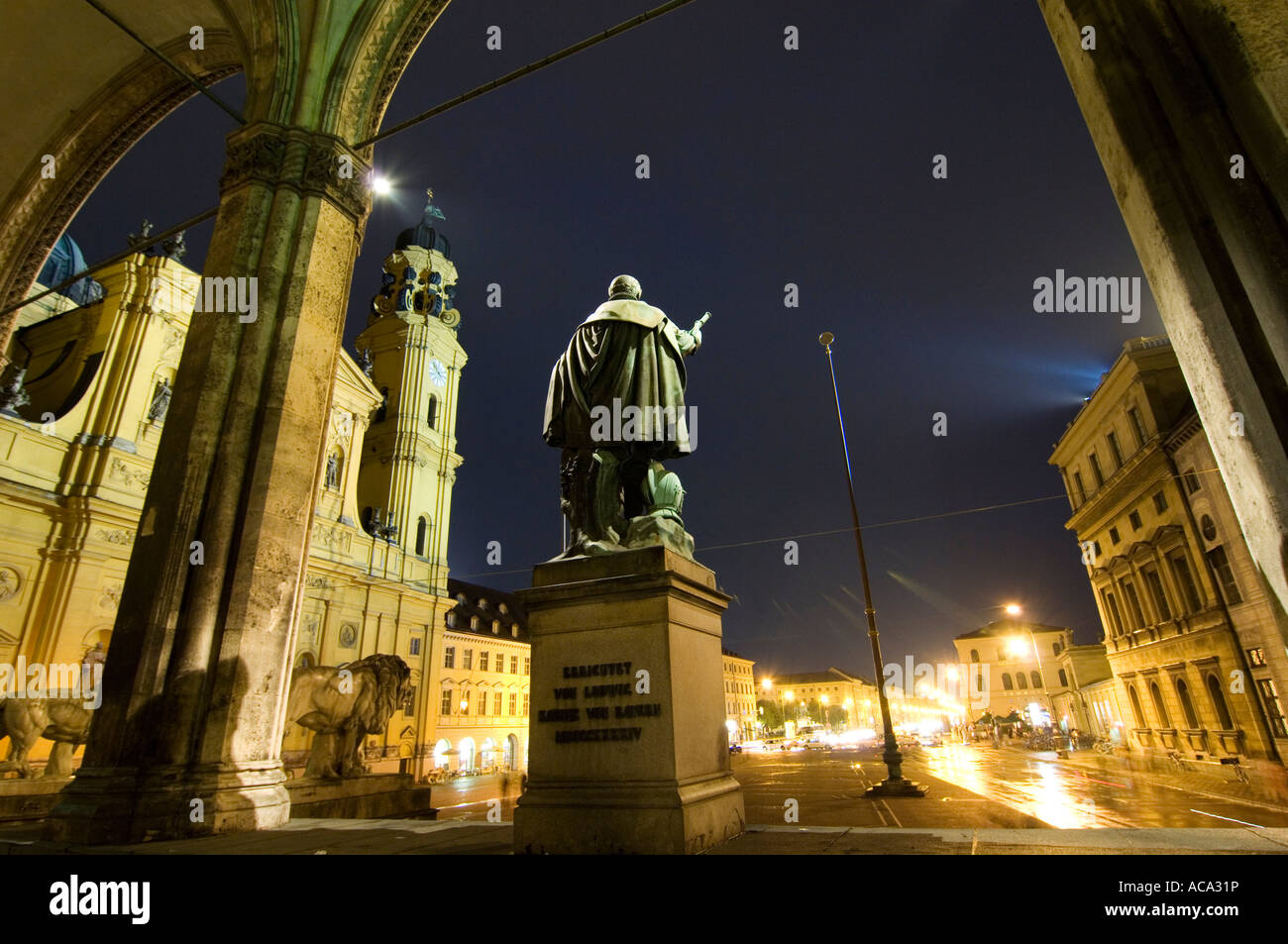 Feldherrnhalle mit der Statue von Johann Tserclaes Graf von Tilly ...
