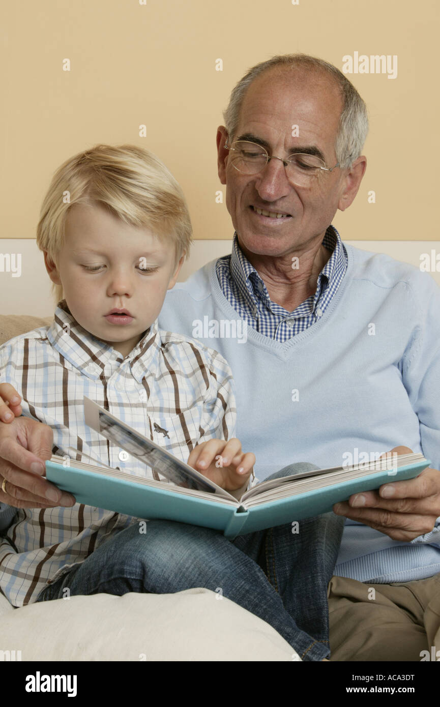 ältere männer mit enkel -Fotos und -Bildmaterial in hoher Auflösung – Alamy