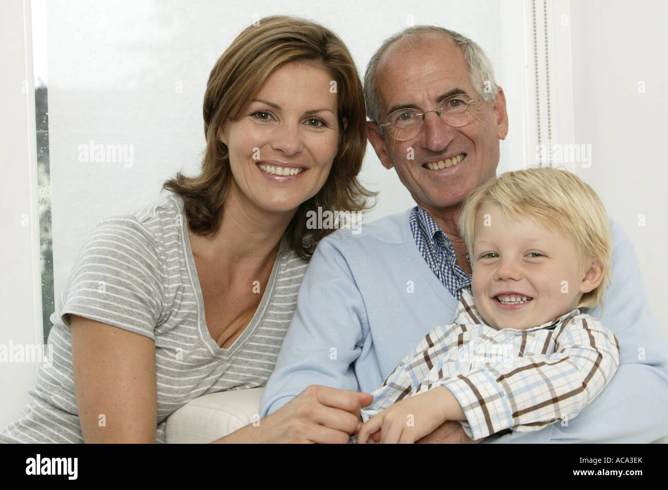 Familienporträt, Opa, Enkel, Tochter Stockfotografie - Alamy