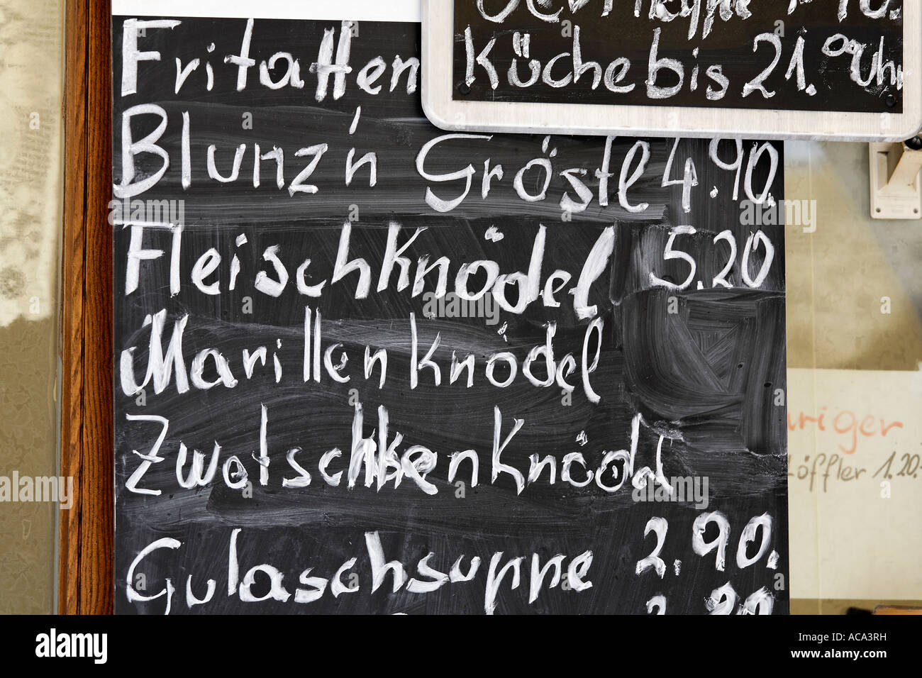 Restaurant-Tafel mit Speisen, die typisch für Österreich ...