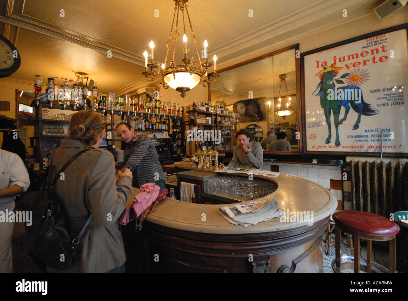 PARIS, FRANKREICH. Le Petit Fer ein Cheval, ein kleines traditionelles ...