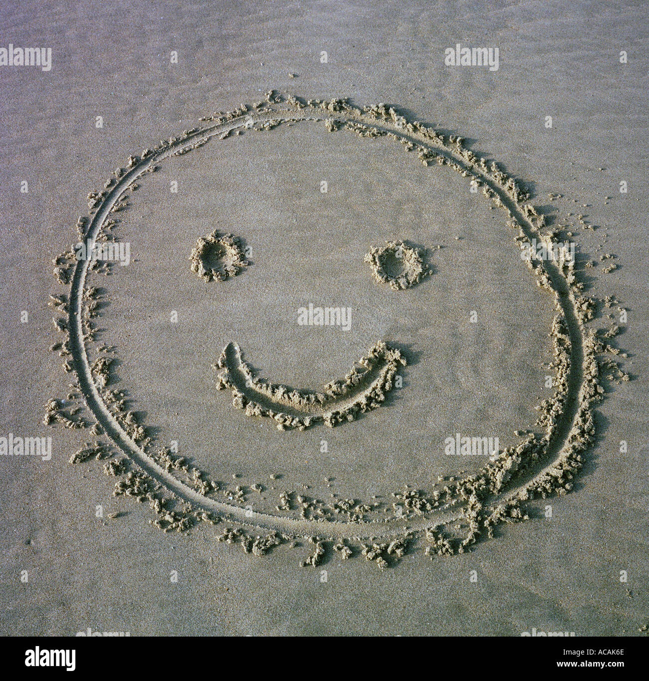 Smiley face in sand -Fotos und -Bildmaterial in hoher Auflösung – Alamy