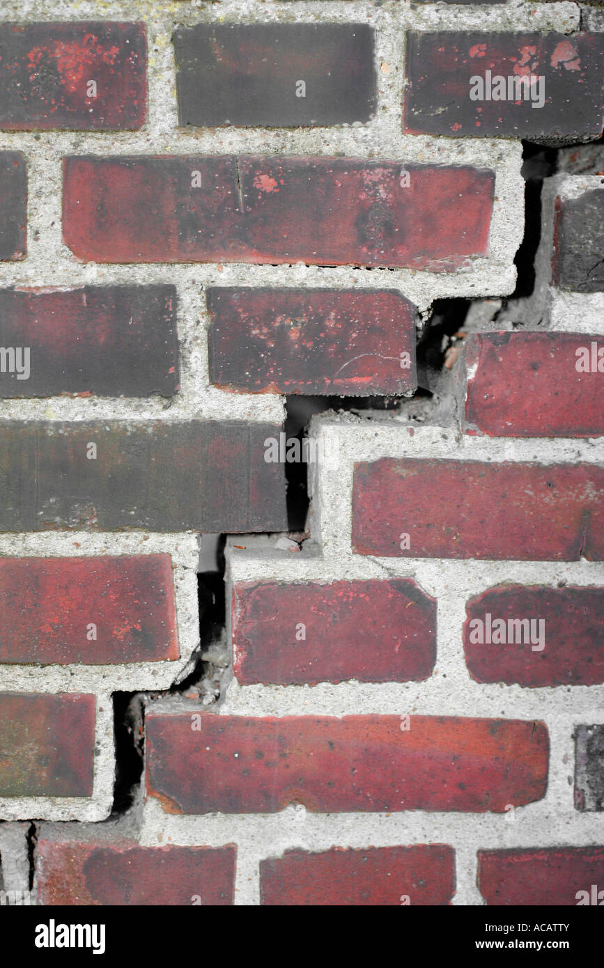 Riss in mauer -Fotos und -Bildmaterial in hoher Auflösung – Alamy